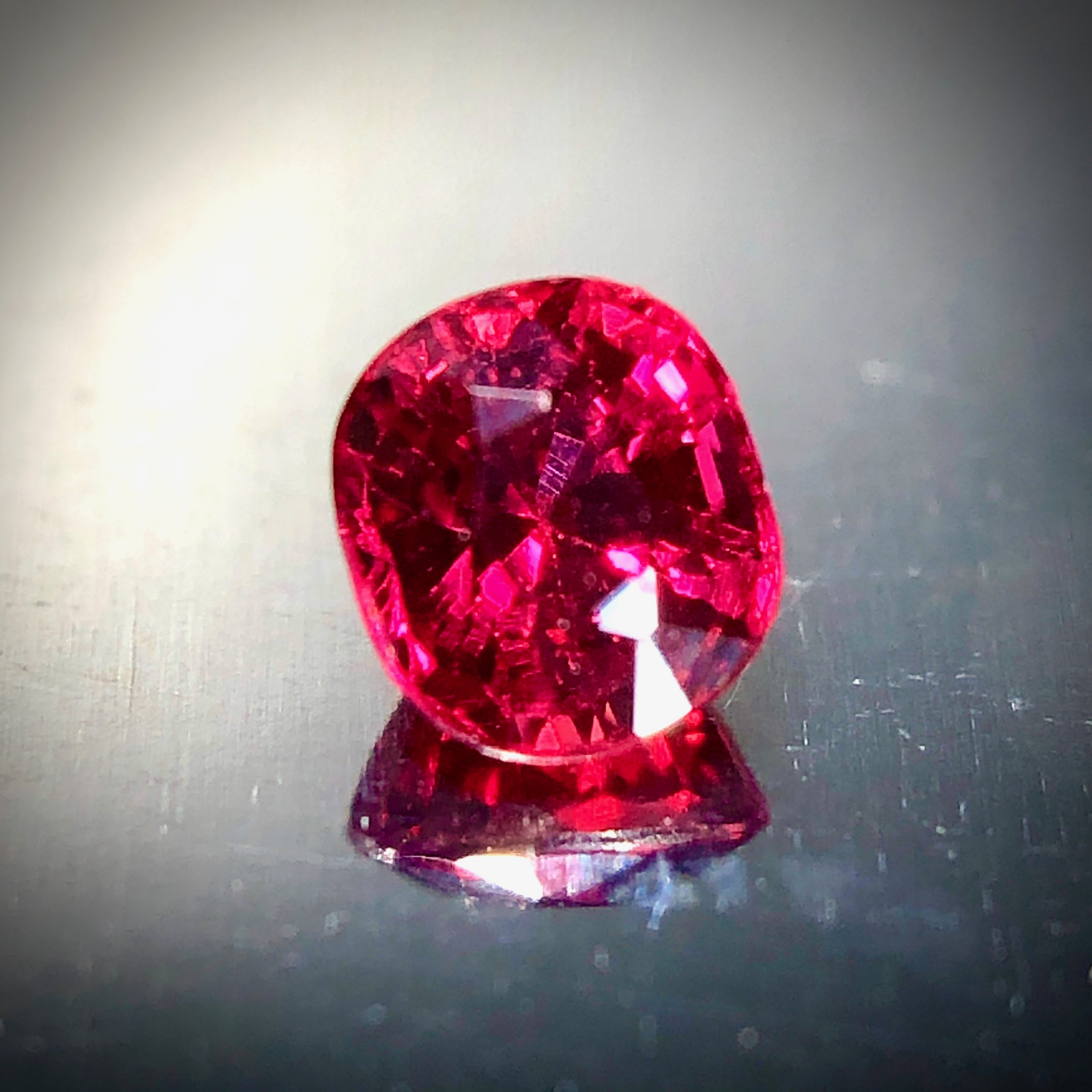 目の覚めるような鮮烈な赤 0.19ct 天然 ルビー | Frederick’s Gems&Jewelry